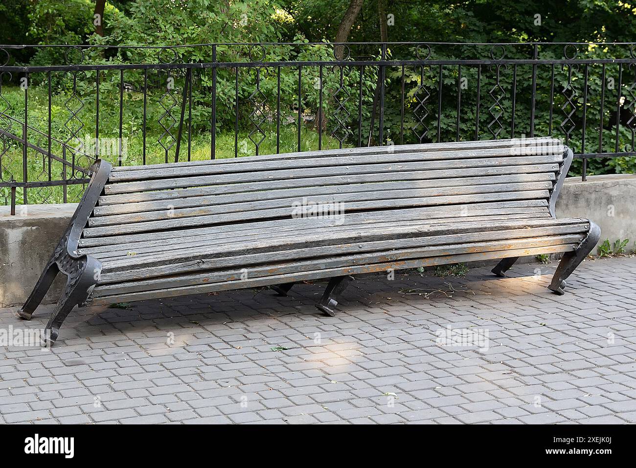 Broken park bench hi-res stock photography and images - Alamy