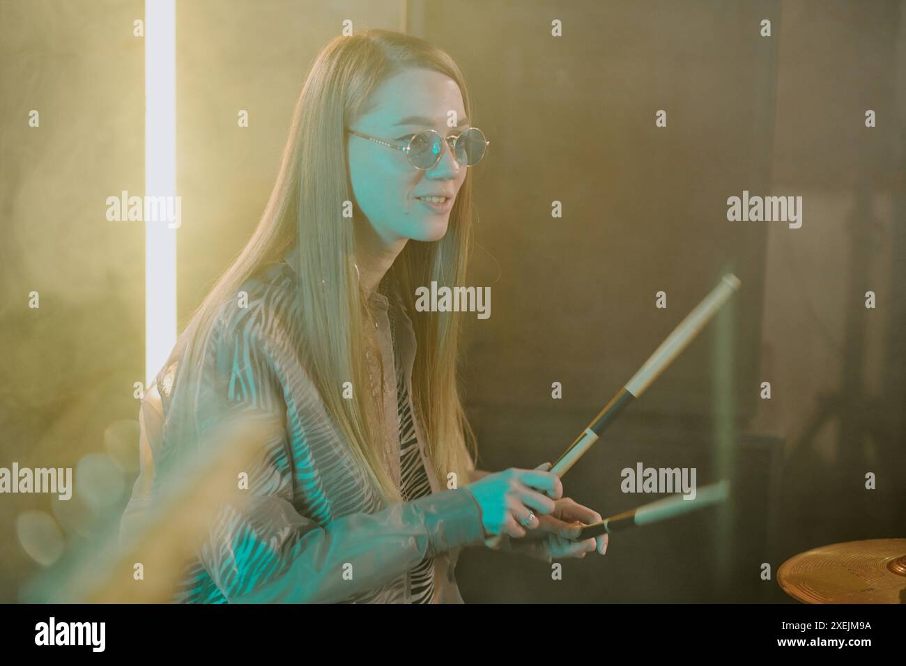 Medium long shot music band hi-res stock photography and images - Alamy