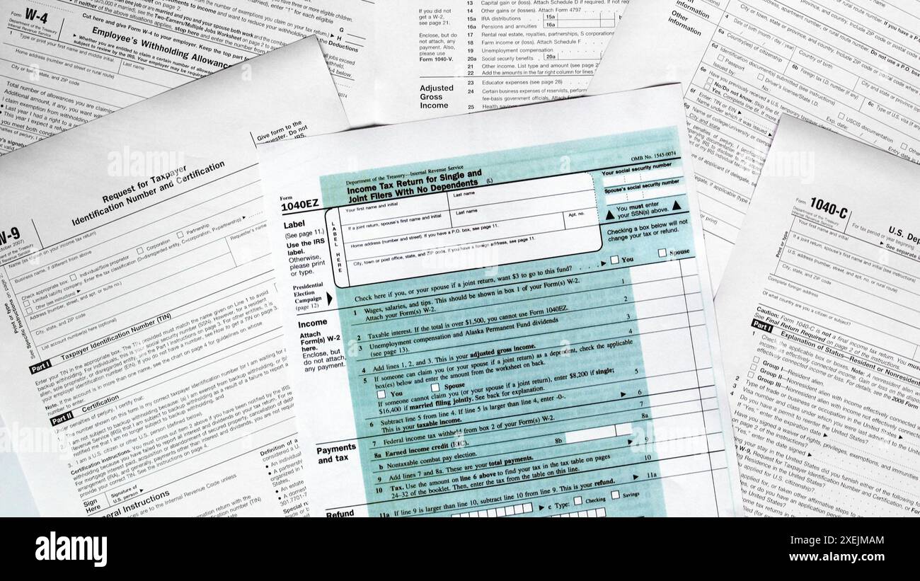 American income tax form Stock Photo - Alamy