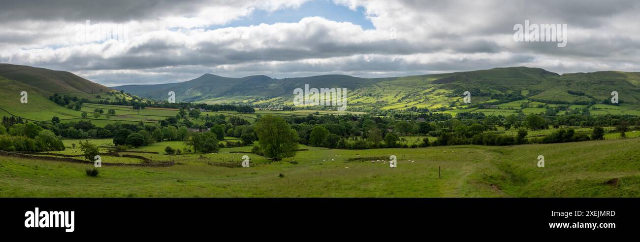 The Vale of Edale in summer, Edale in the Peak District national park ...