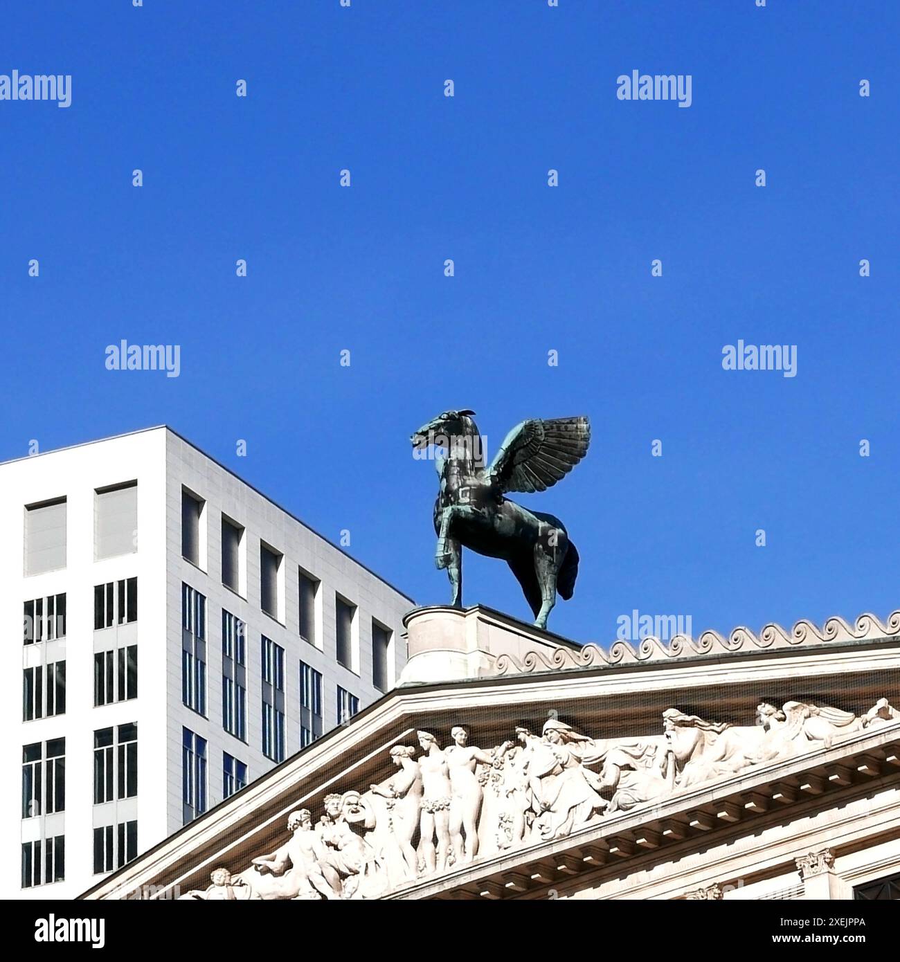 Pegasus sculpture hi-res stock photography and images - Alamy