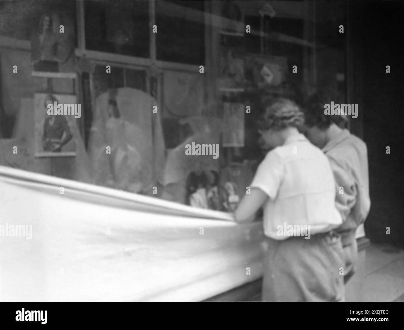 1930s shop window hi-res stock photography and images - Alamy