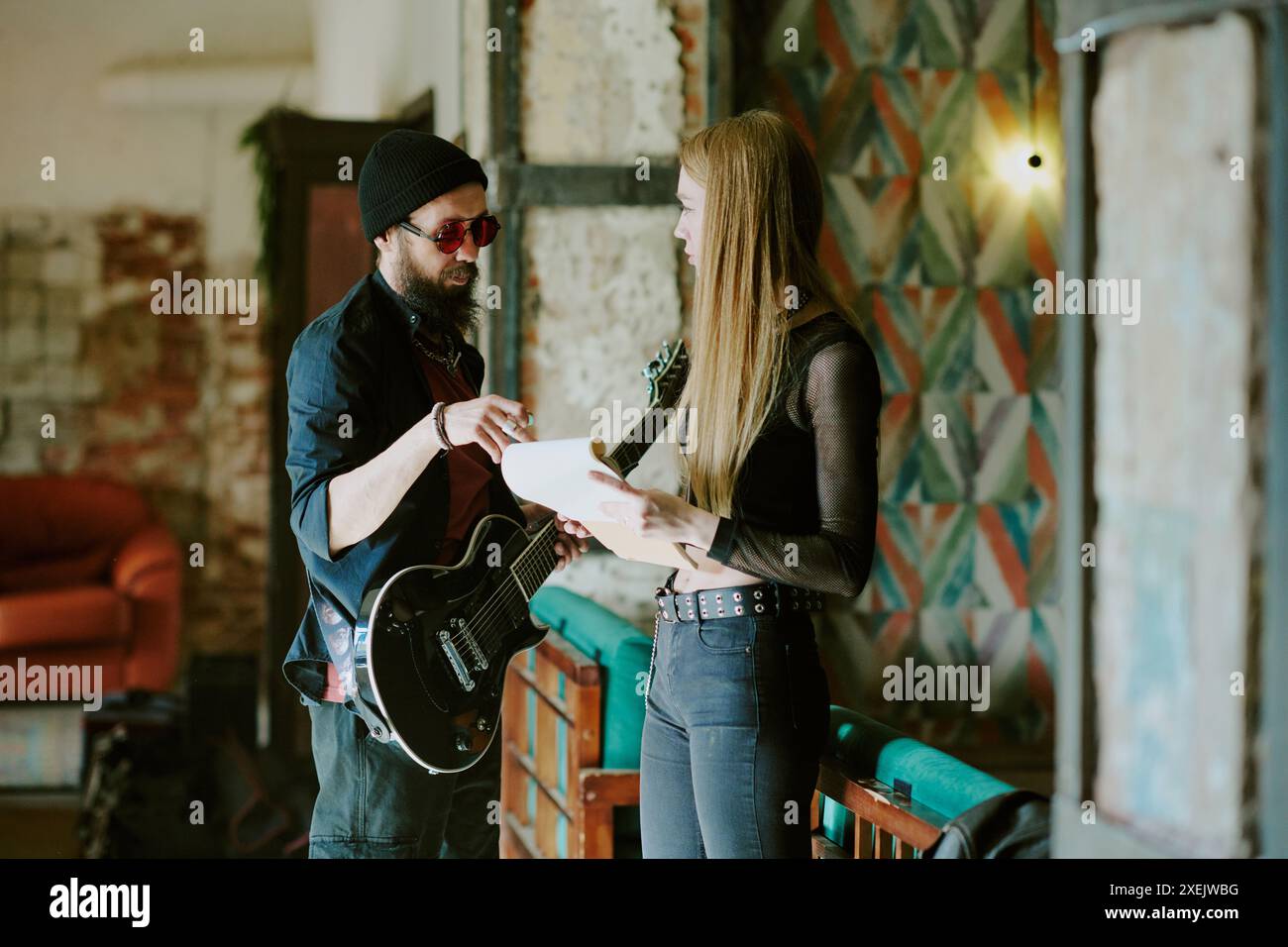 Medium long shot music band hi-res stock photography and images - Alamy