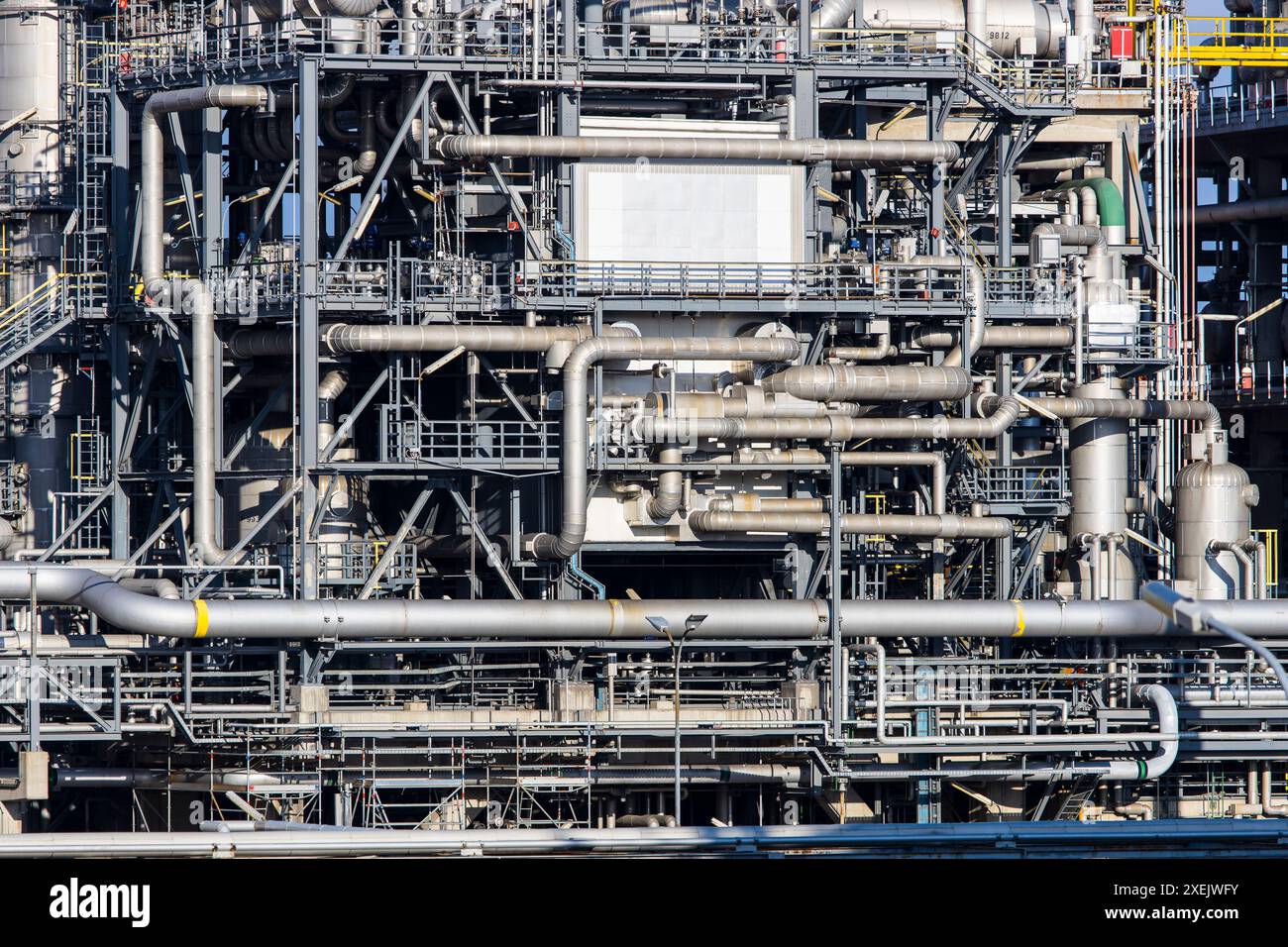 Part of refinery facility with complicated pipe system Stock Photo - Alamy