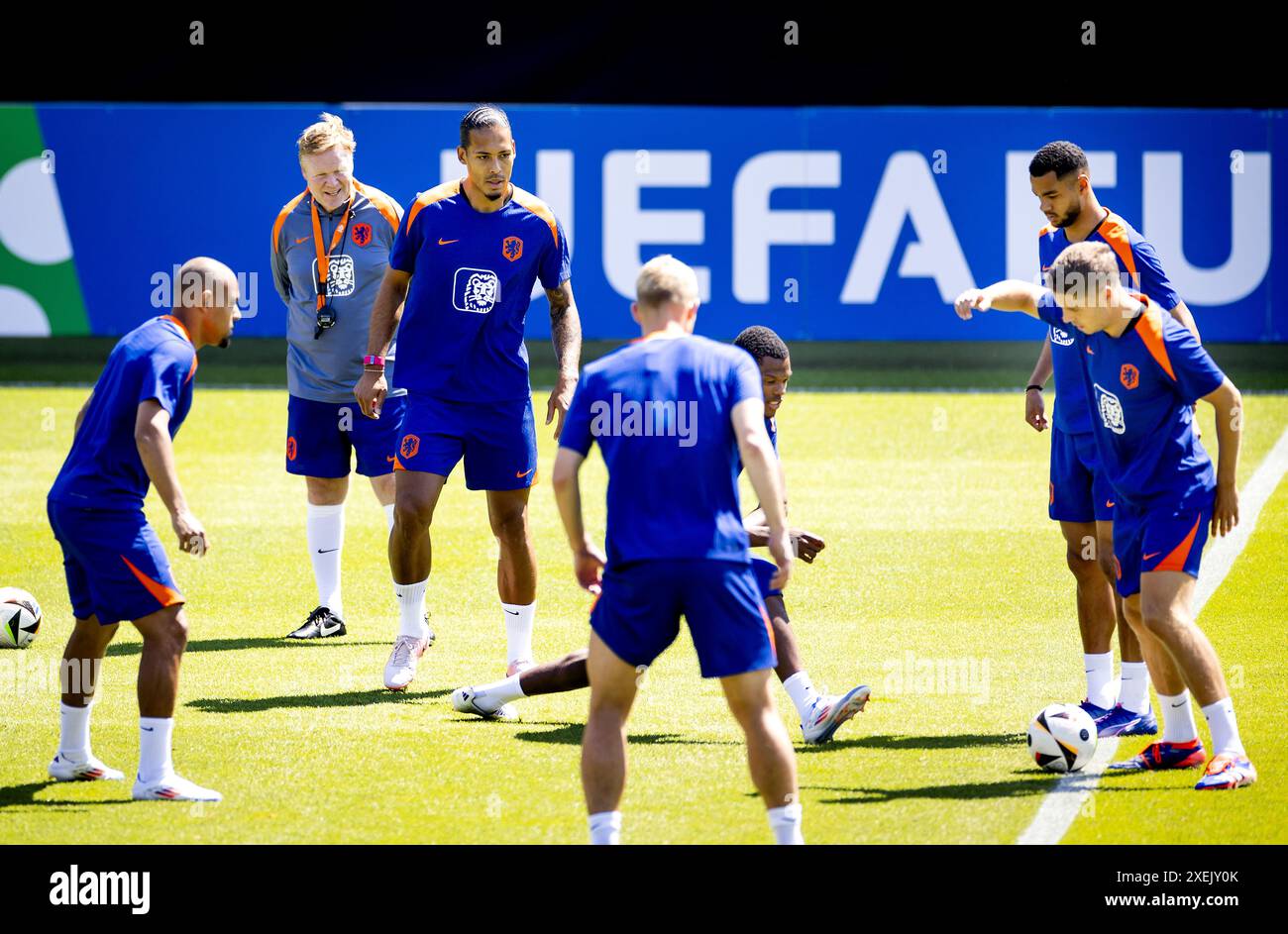 WOLFSBURG - Donyell Malen, national coach Ronald Koeman, Virgil van ...