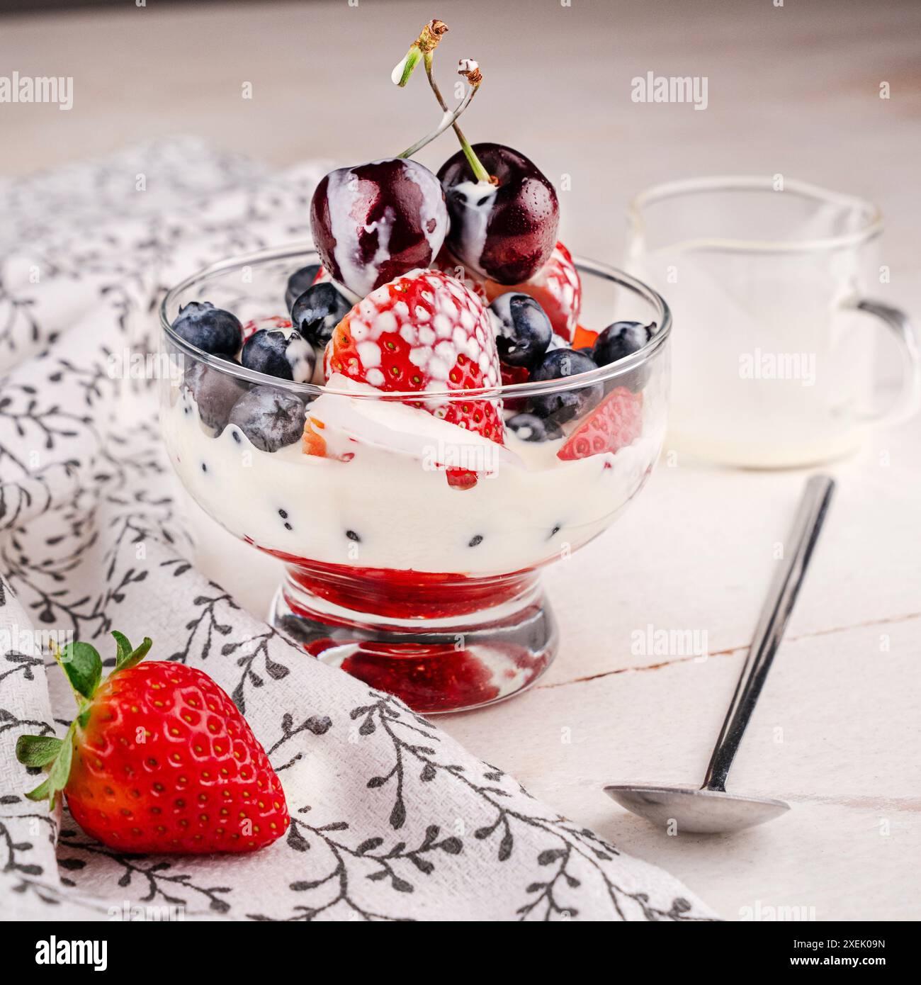 Cream pouring dessert strawberries hi-res stock photography and images ...