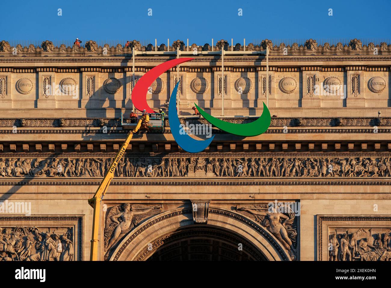 (240628) -- PARIS, June 28, 2024 (Xinhua) -- Staff work on hanging the ...
