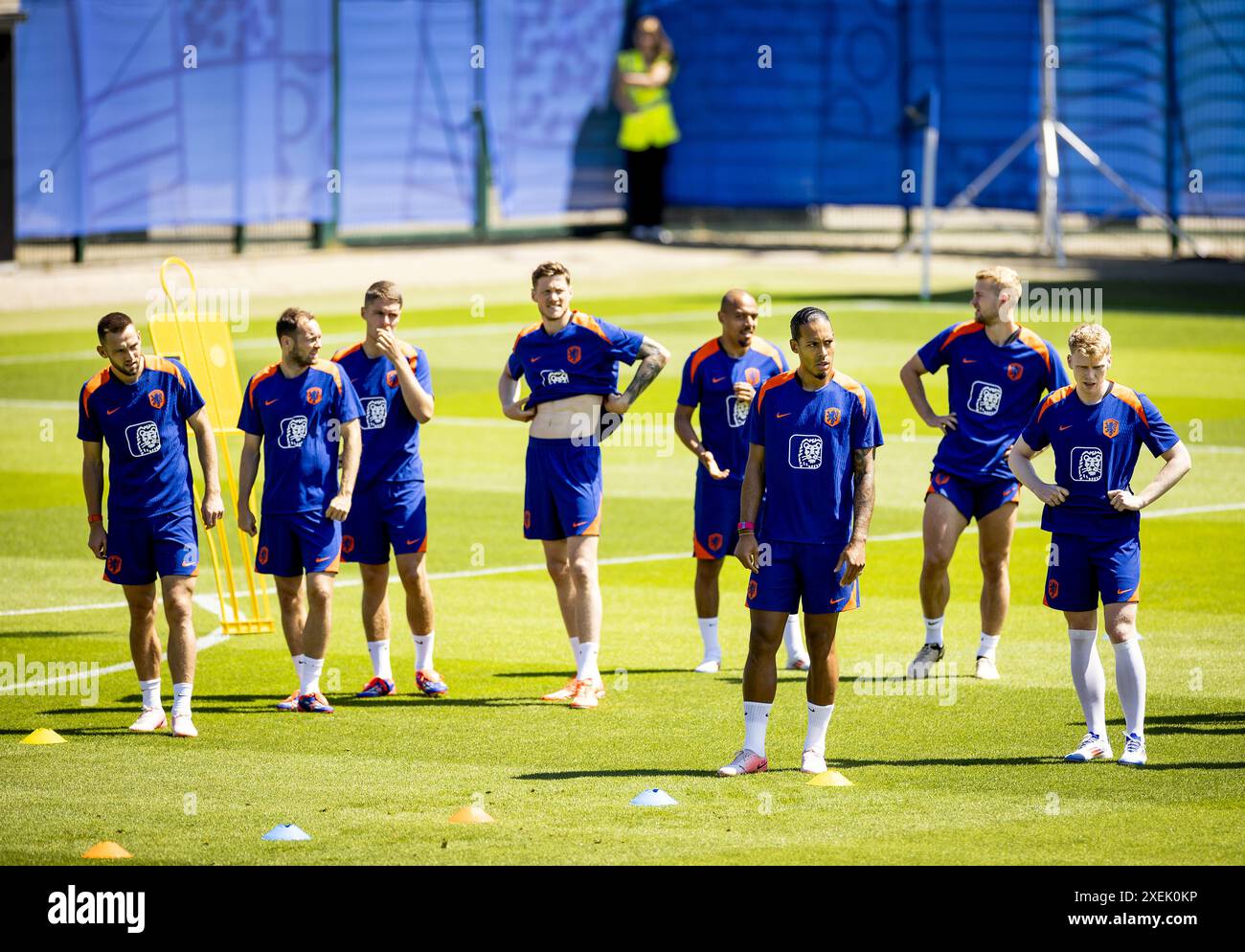 WOLFSBURG - Stefan de Vrij, Daley Blind, Joey Veerman, Wout Weghorst ...