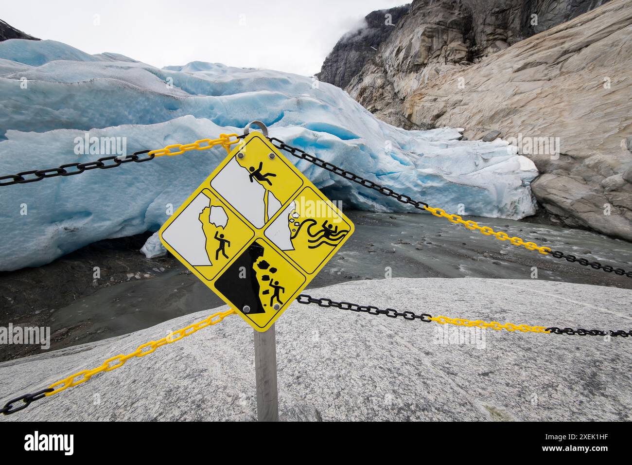 Danger falling ice sign hi-res stock photography and images - Alamy