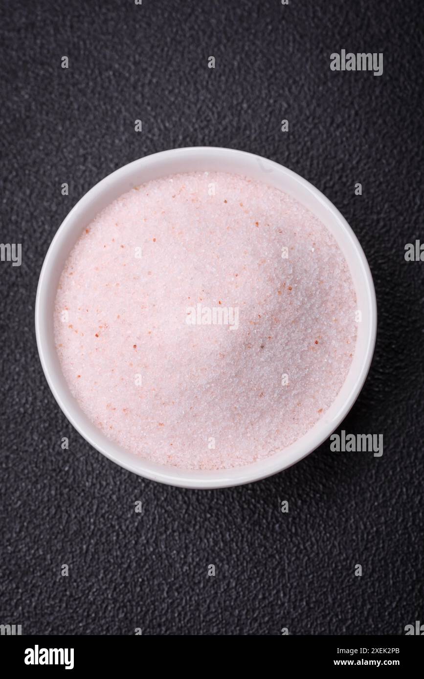 Fine pink Himalayan table salt in a ceramic bowl Stock Photo - Alamy