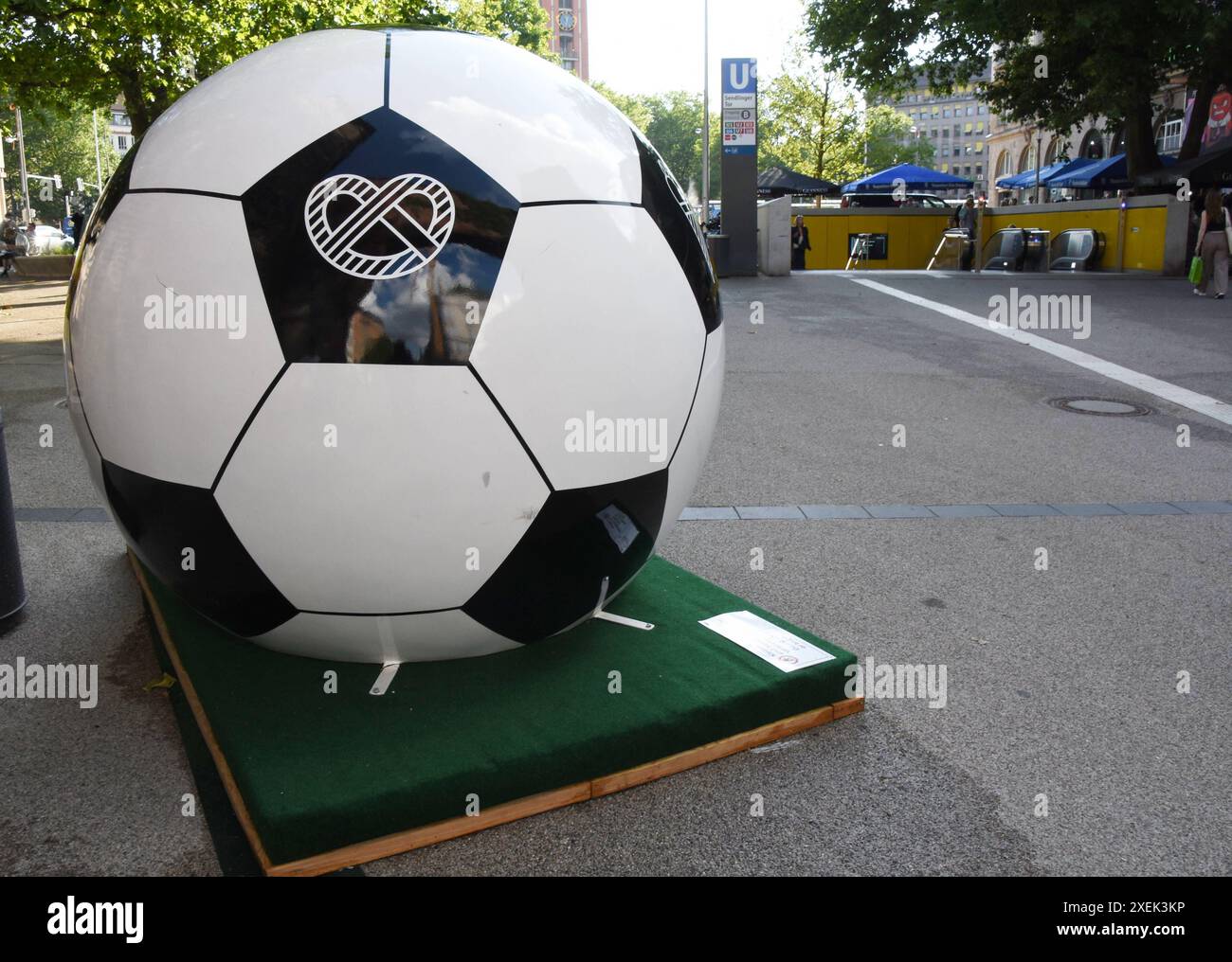 Fussball Symbol Muenchen 27.04.2024n Sendlinger Tor platz Muenchen ...