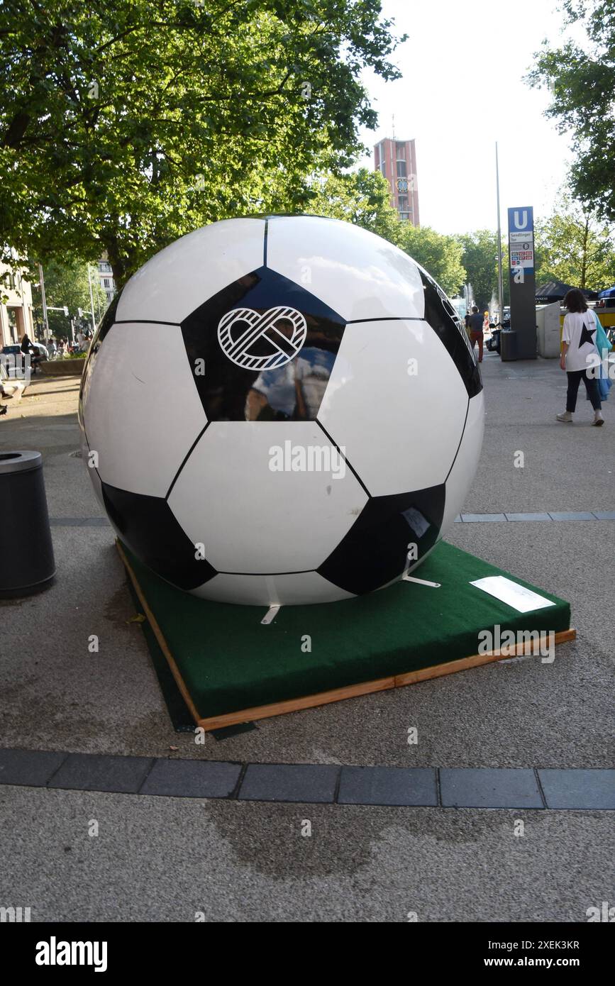 Fussball Symbol Muenchen 27.04.2024n Sendlinger Tor platz Muenchen ...