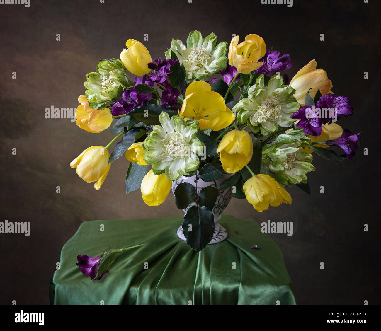 Still life with splendid bouquet of flowers Stock Photo - Alamy