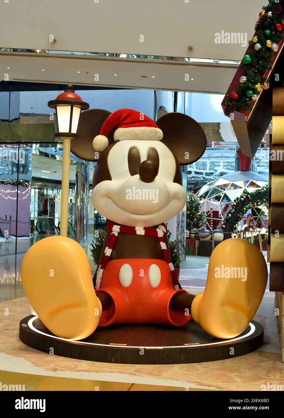 Disney costume hi-res stock photography and images - Alamy