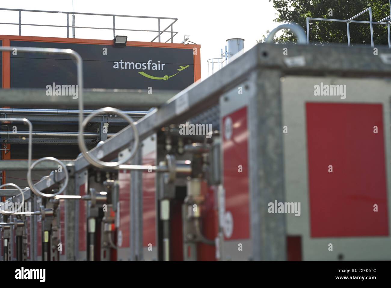 Flugzeugtreibstoff aus Strom, Wasser und CO2 Blick auf die Pilot-Anlage ...