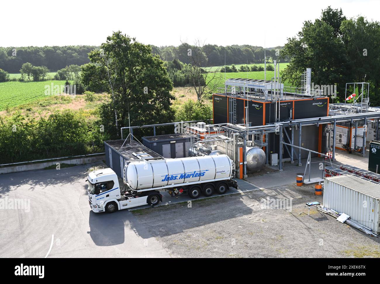 Flugzeugtreibstoff aus Strom, Wasser und CO2 Blick auf die Pilot-Anlage ...