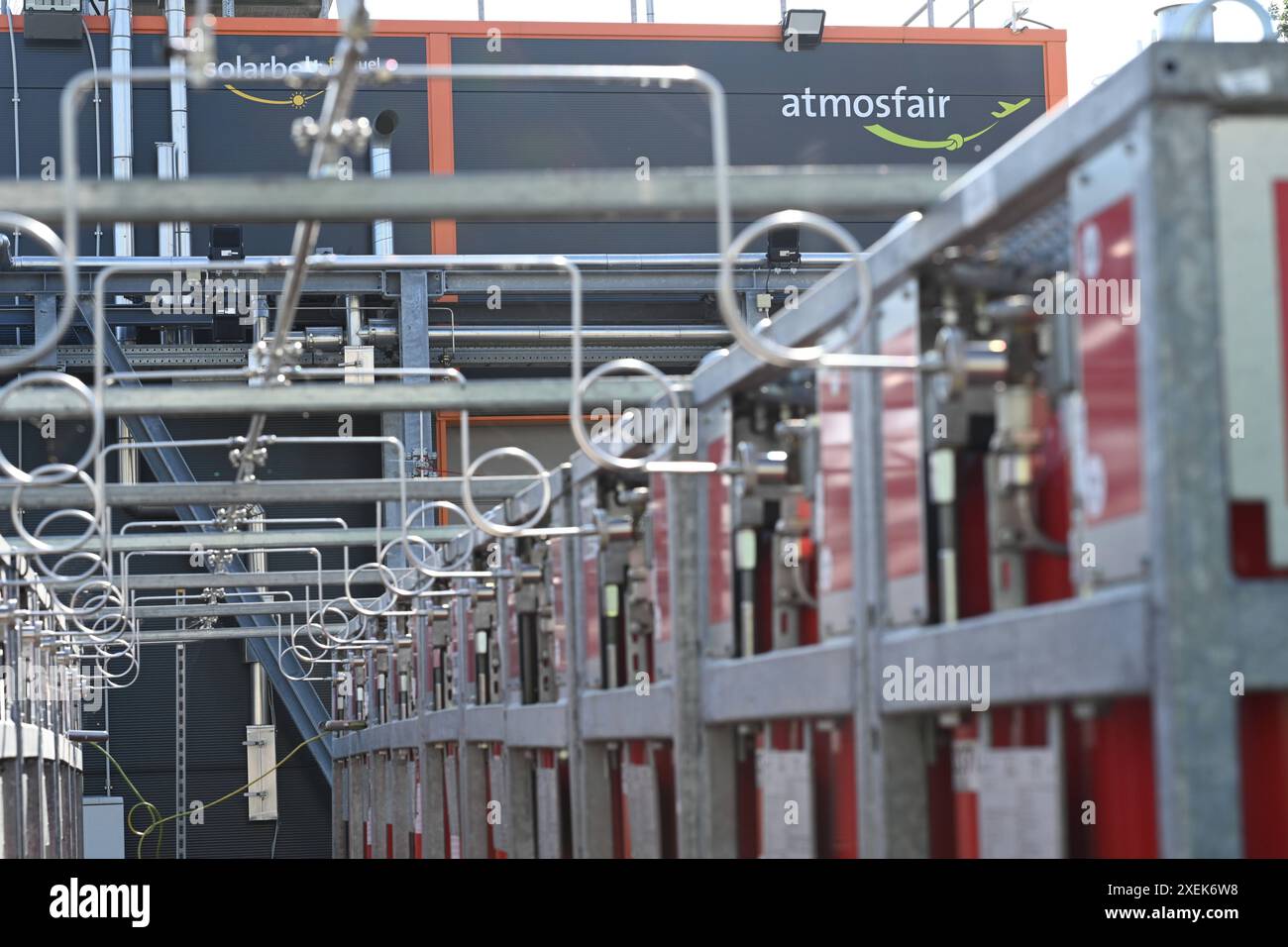 Flugzeugtreibstoff aus Strom, Wasser und CO2 Blick auf die Pilot-Anlage ...