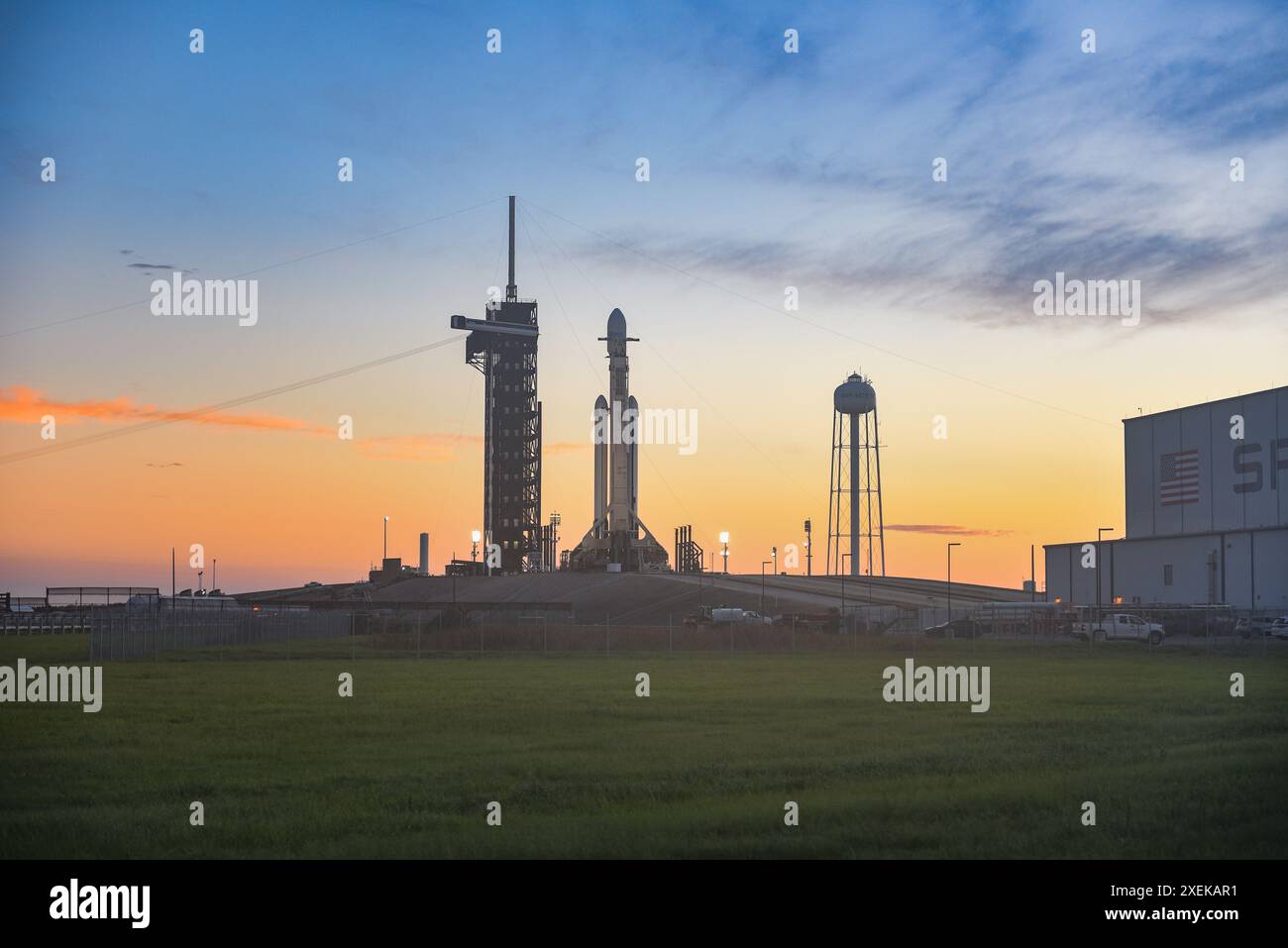Falcon heavy crawlerway hi-res stock photography and images - Alamy