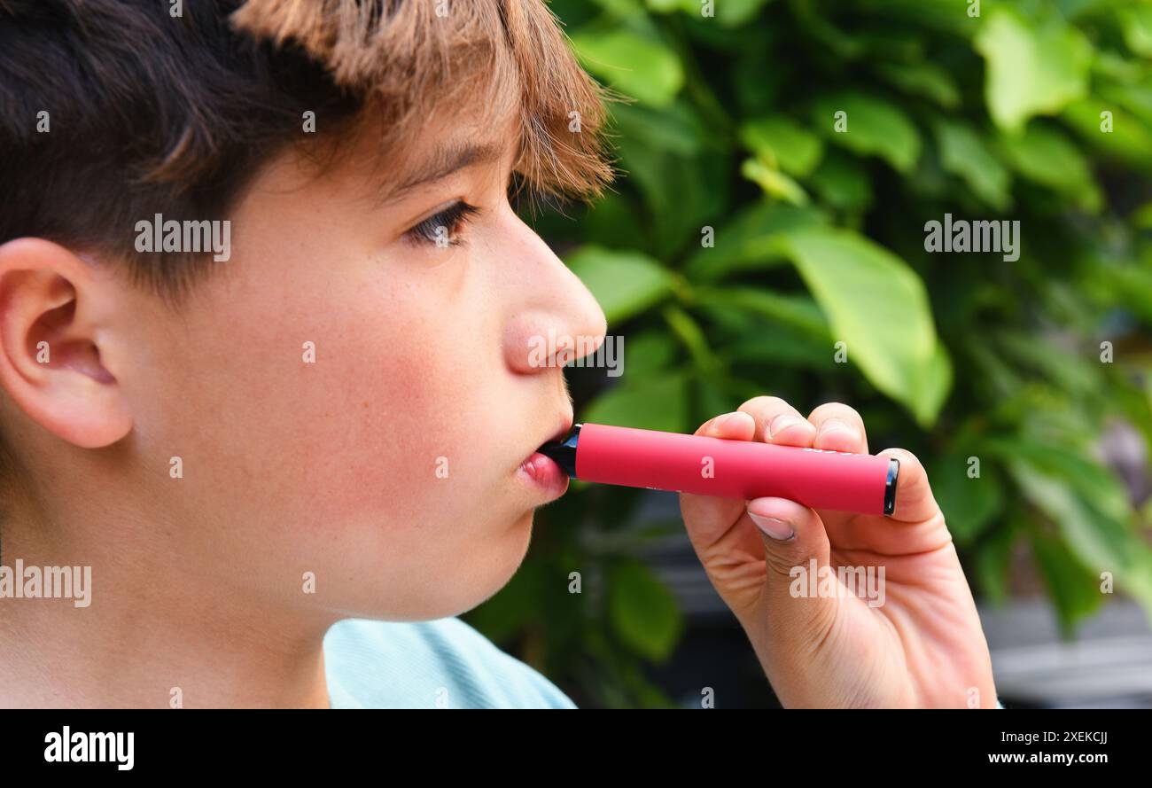 Child vaping hi-res stock photography and images - Alamy