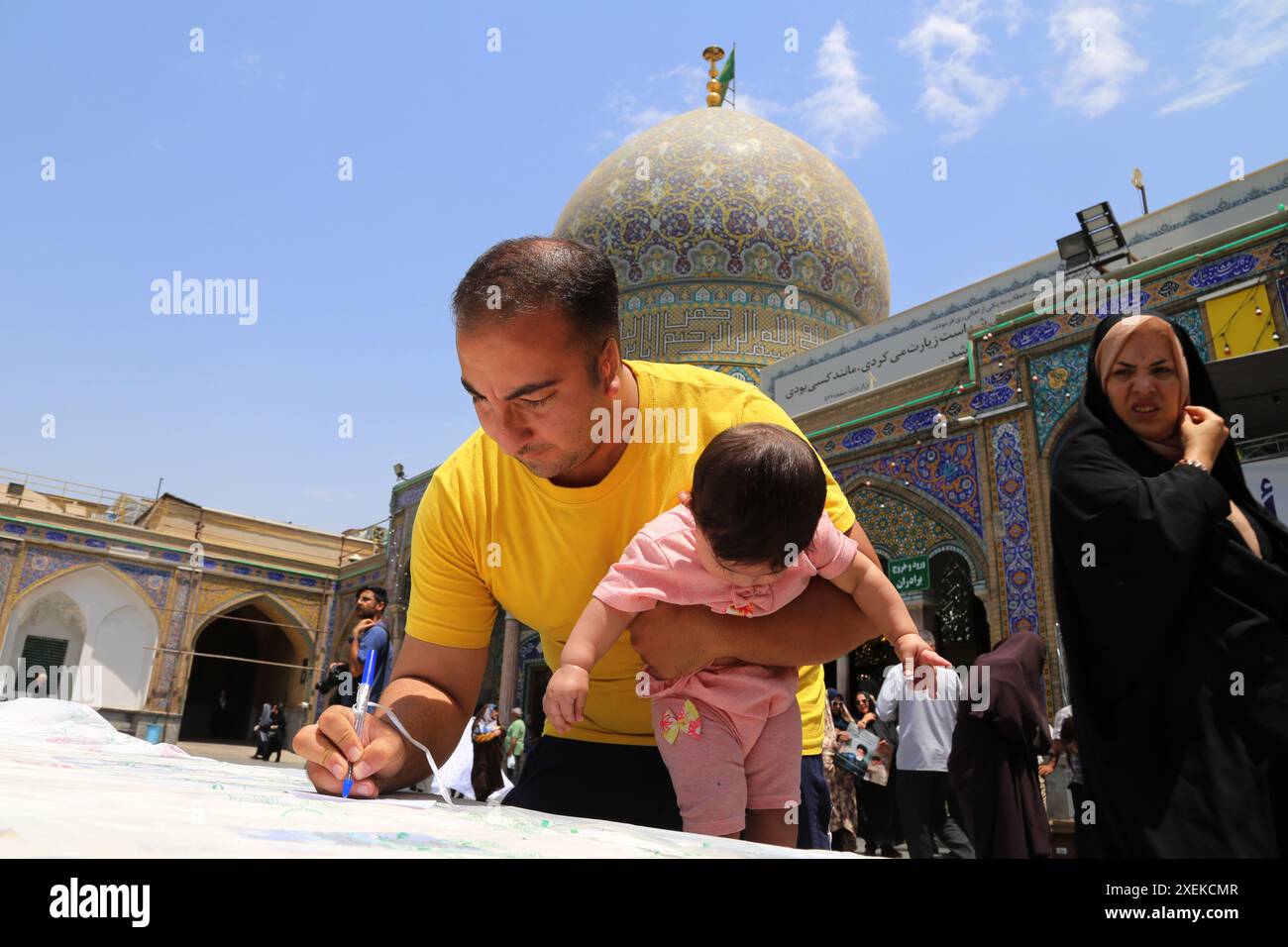Ray, Tehran, Iran. 28th June, 2024. An Iranian man fills out his ballot ...