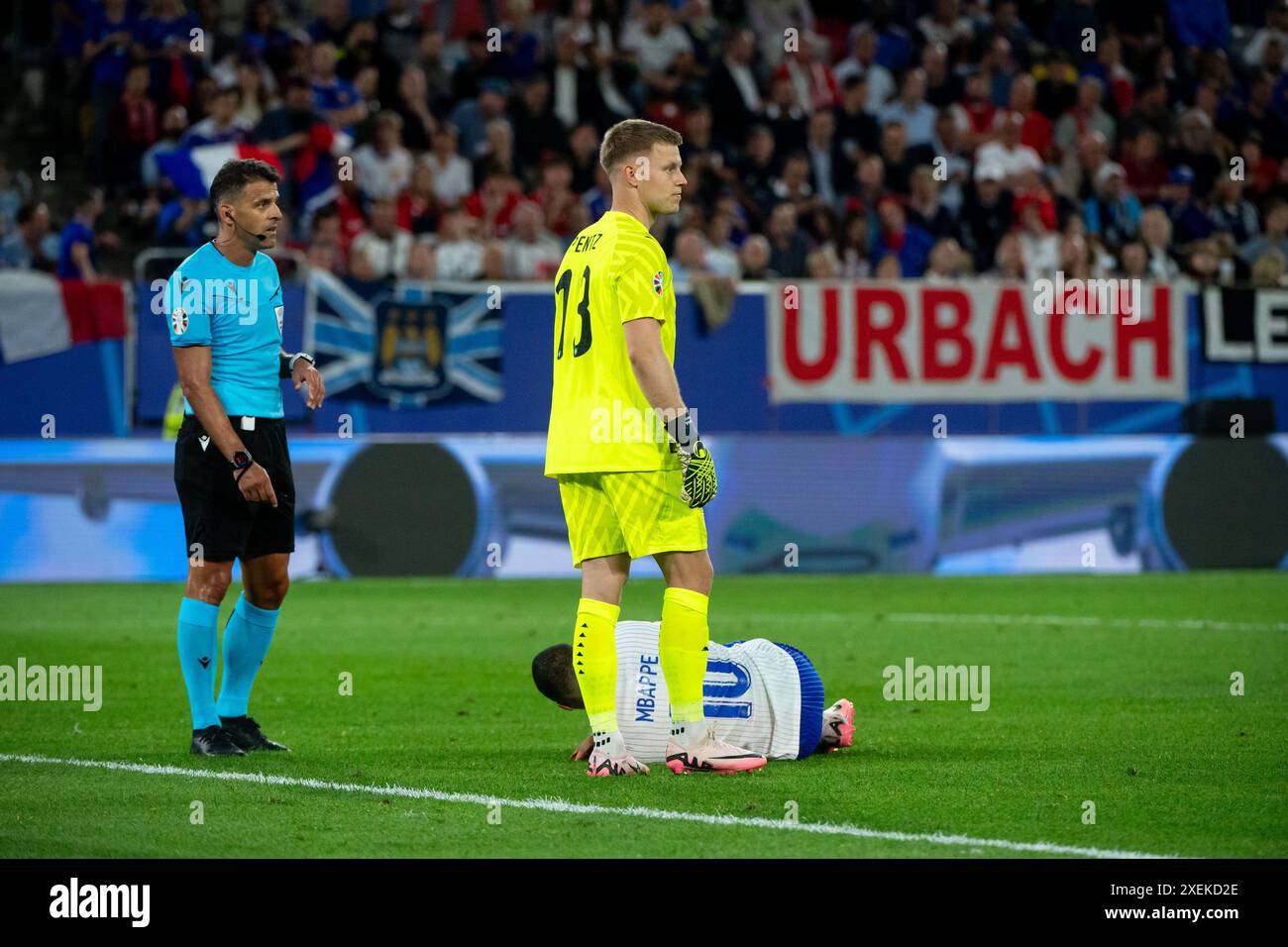 Patrick Pentz (Oesterreich, #13), daneben Kylian Mbappe (Frankreich ...