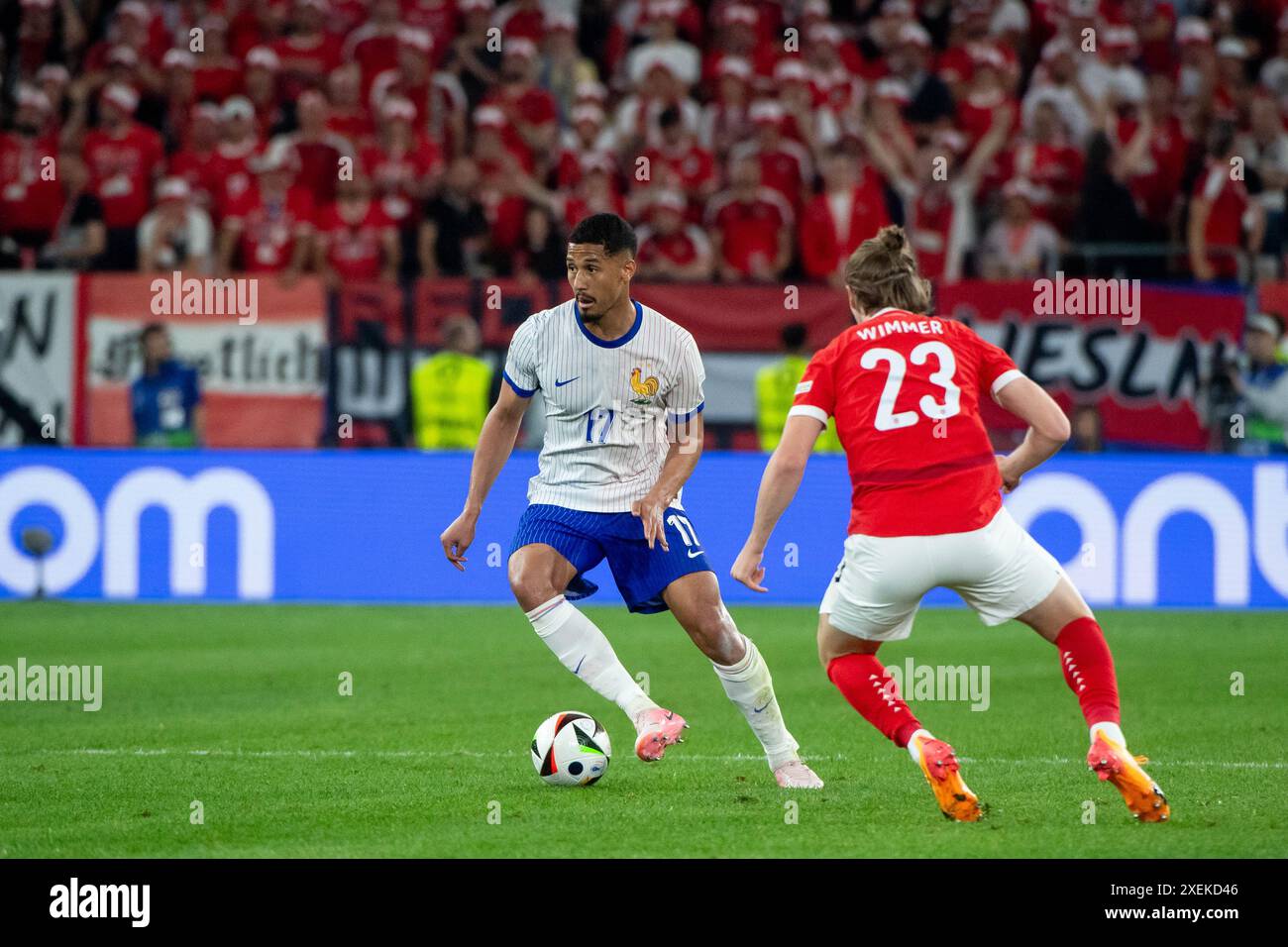William Alain Andre Saliba (Frankreich, #17) im Zweikampf mit Patrick ...