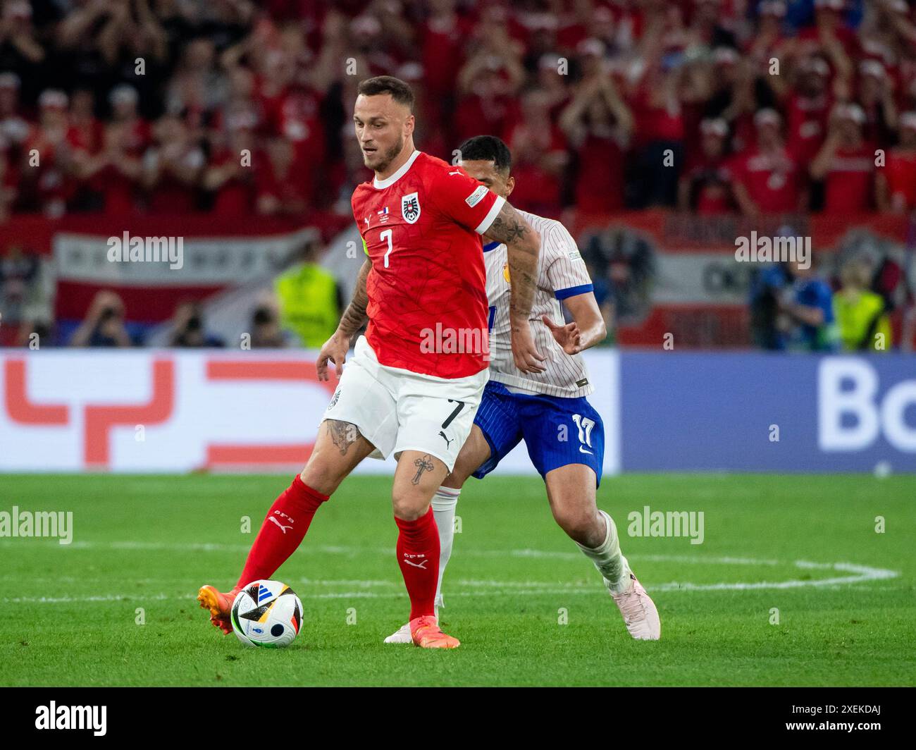 Marko Arnautovic (Oesterreich, #07) im Zweikampf mit William Alain ...