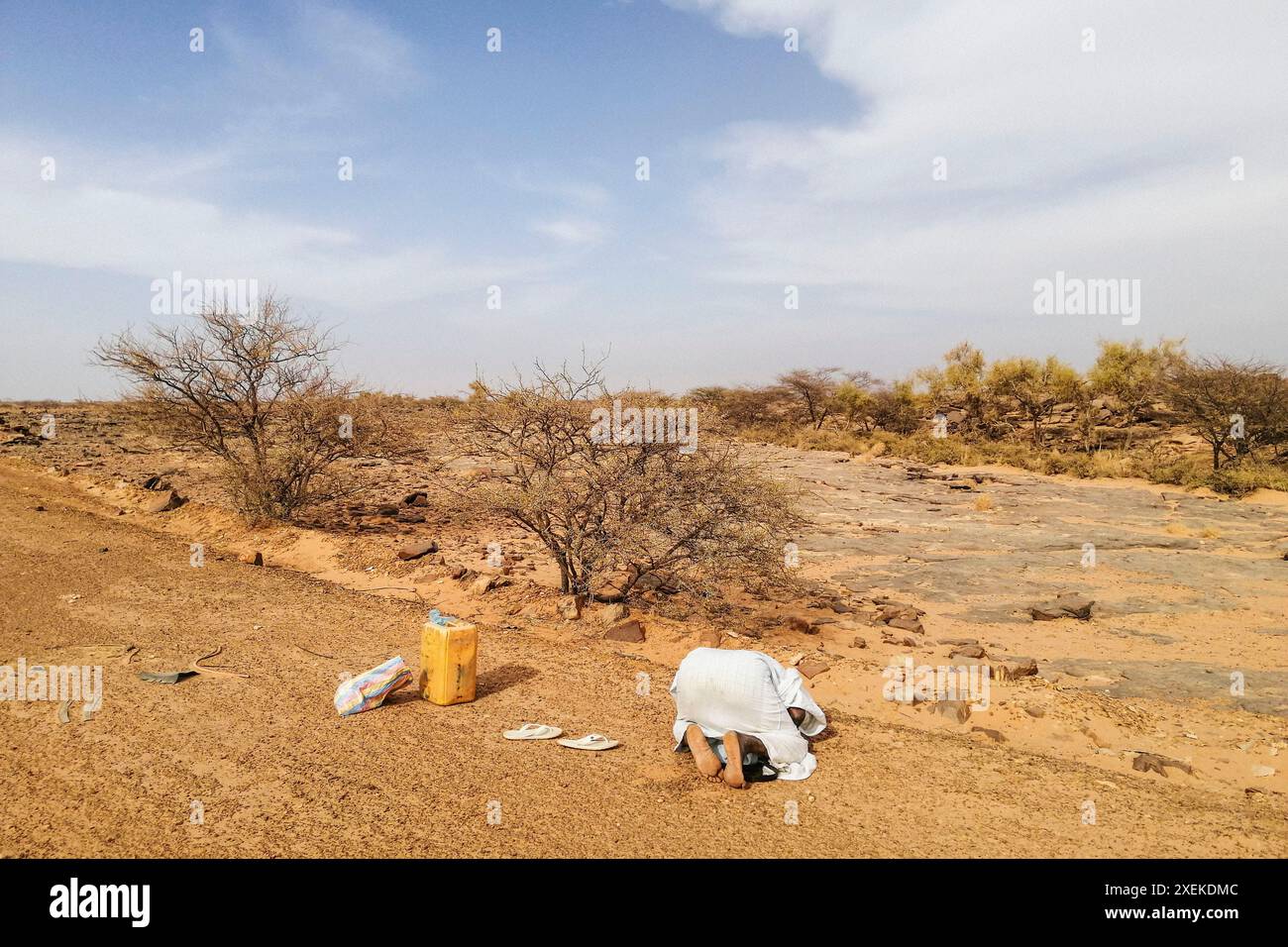 Mauritania, Surroundings of M'Hareth, man during Islamic prayer Stock ...