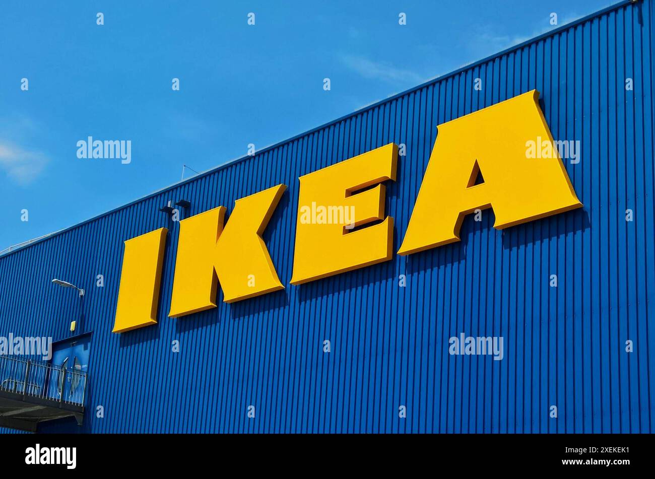 Ikea Möbelhaus bzw Einrichtung mit dem gelben Schriftzug auf der blauen ...