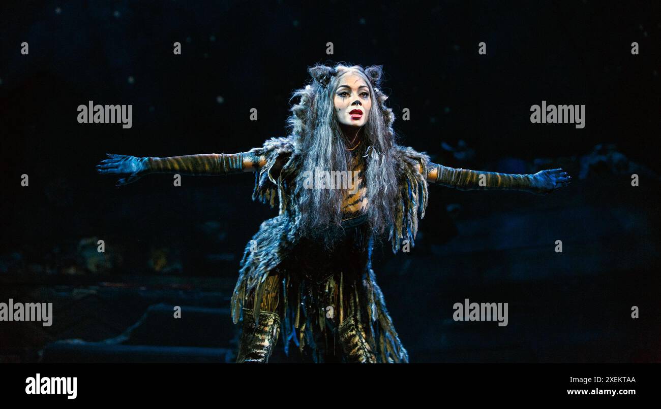 Nicole Scherzinger (Grizabella) in CATS at the London Palladium, London ...