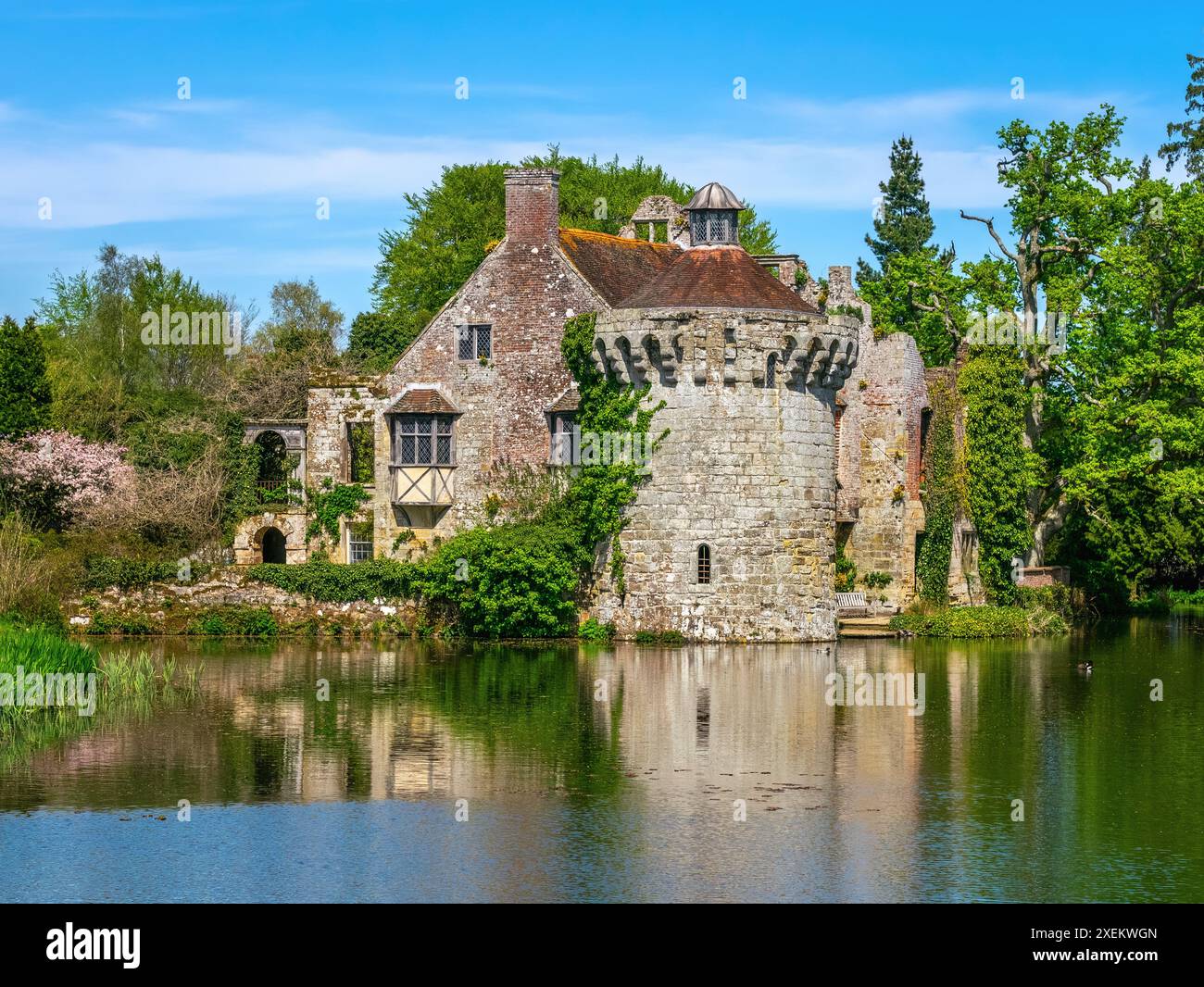 Quintessential moated castle hi-res stock photography and images - Alamy