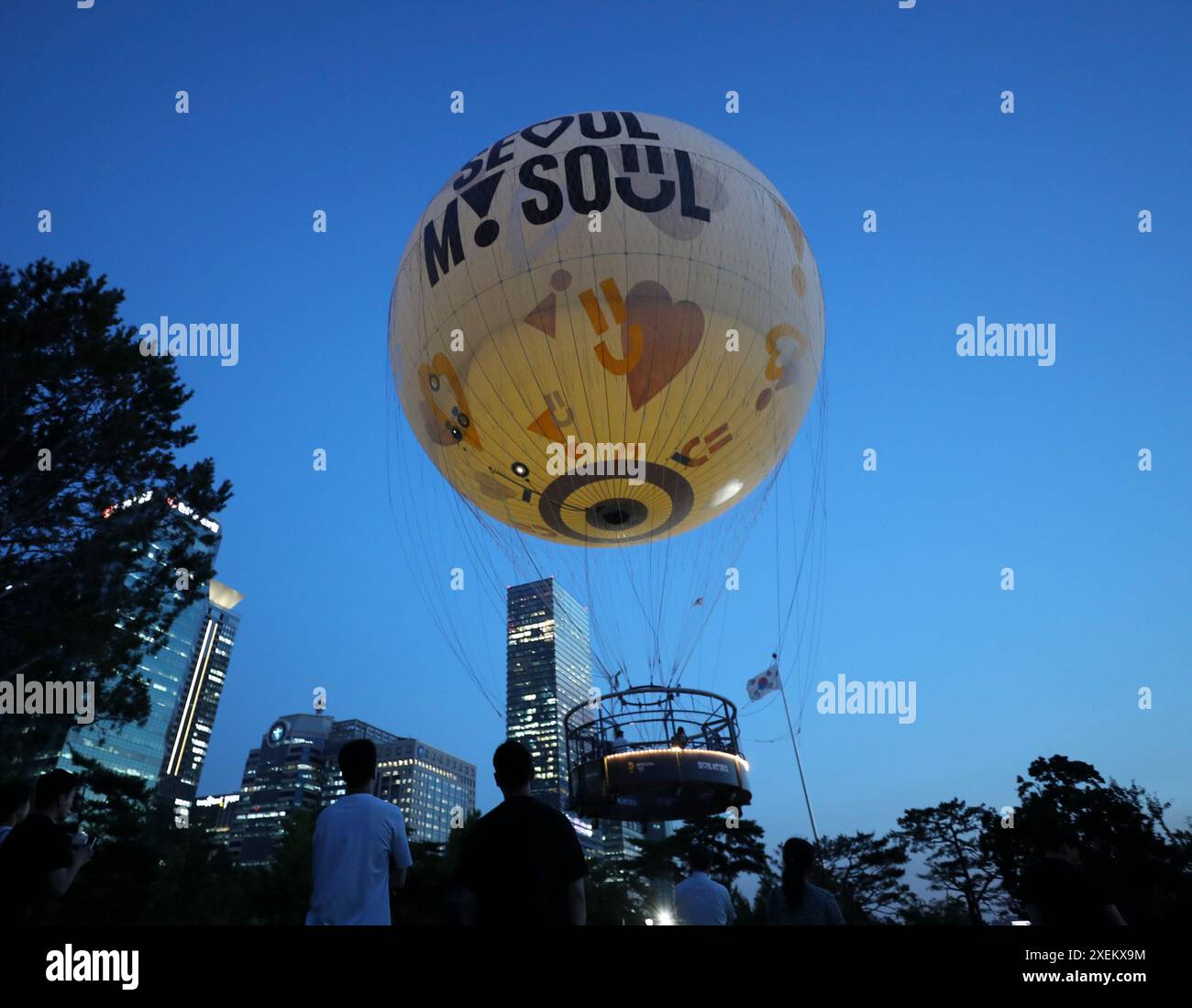 (240628) -- SEOUL, June 28, 2024 (Xinhua) -- Tourists look at the SEOUL ...