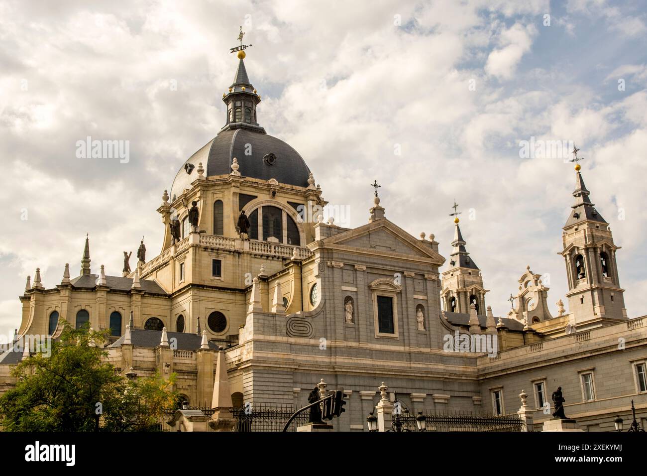 Cathedral of Saint Mary the Royal of the Almudena (Almudena Cathedral ...