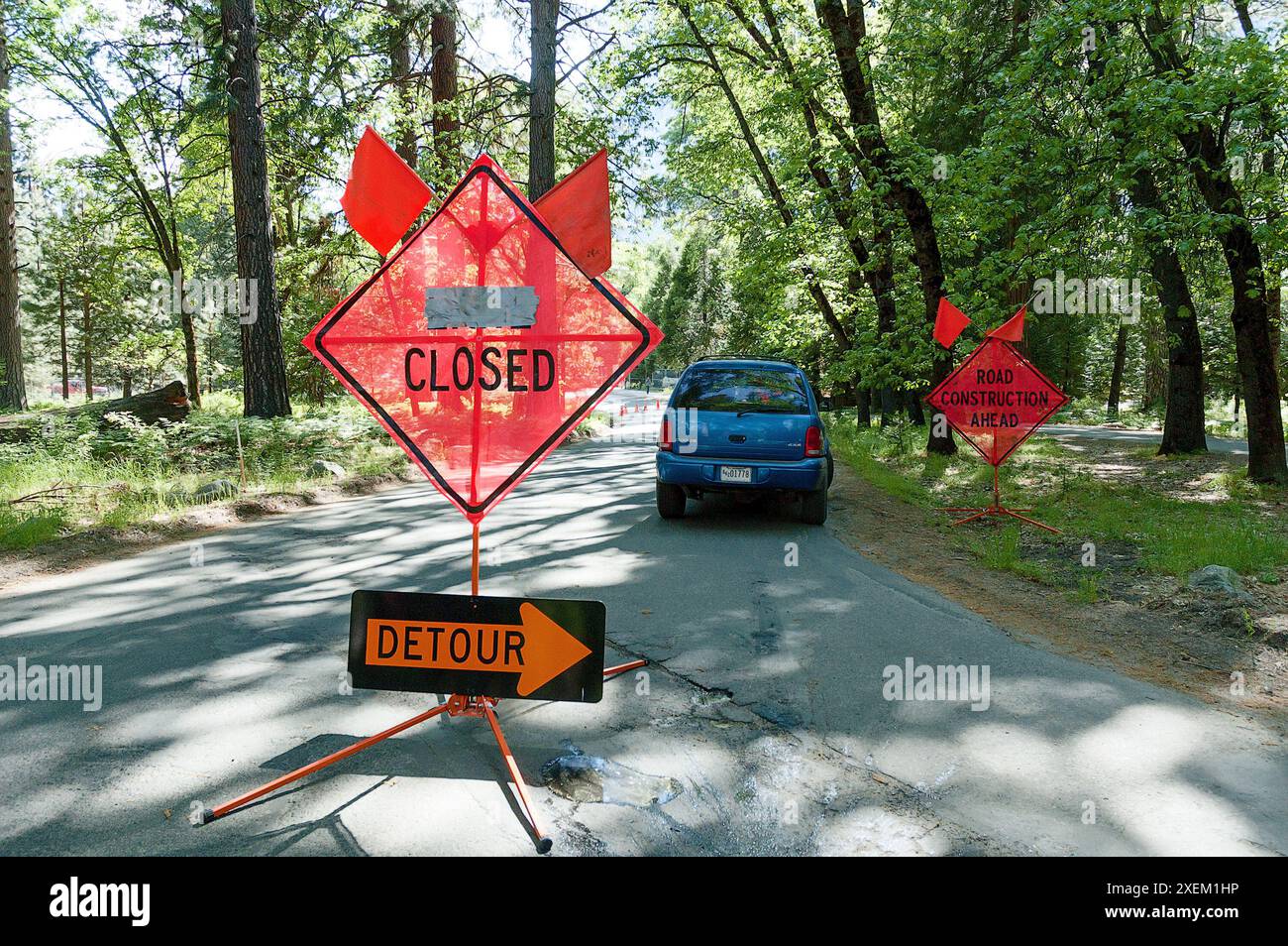 Road closed and detour signs hi-res stock photography and images - Alamy