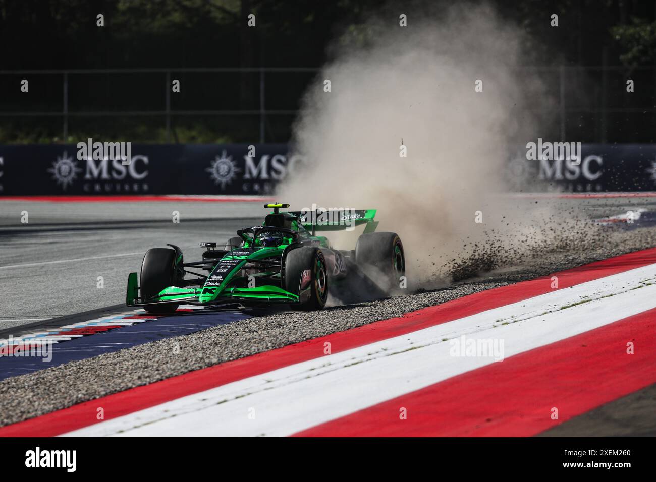 24 ZHOU Guanyu (chi), Stake F1 Team Kick Sauber C44, action crash ...