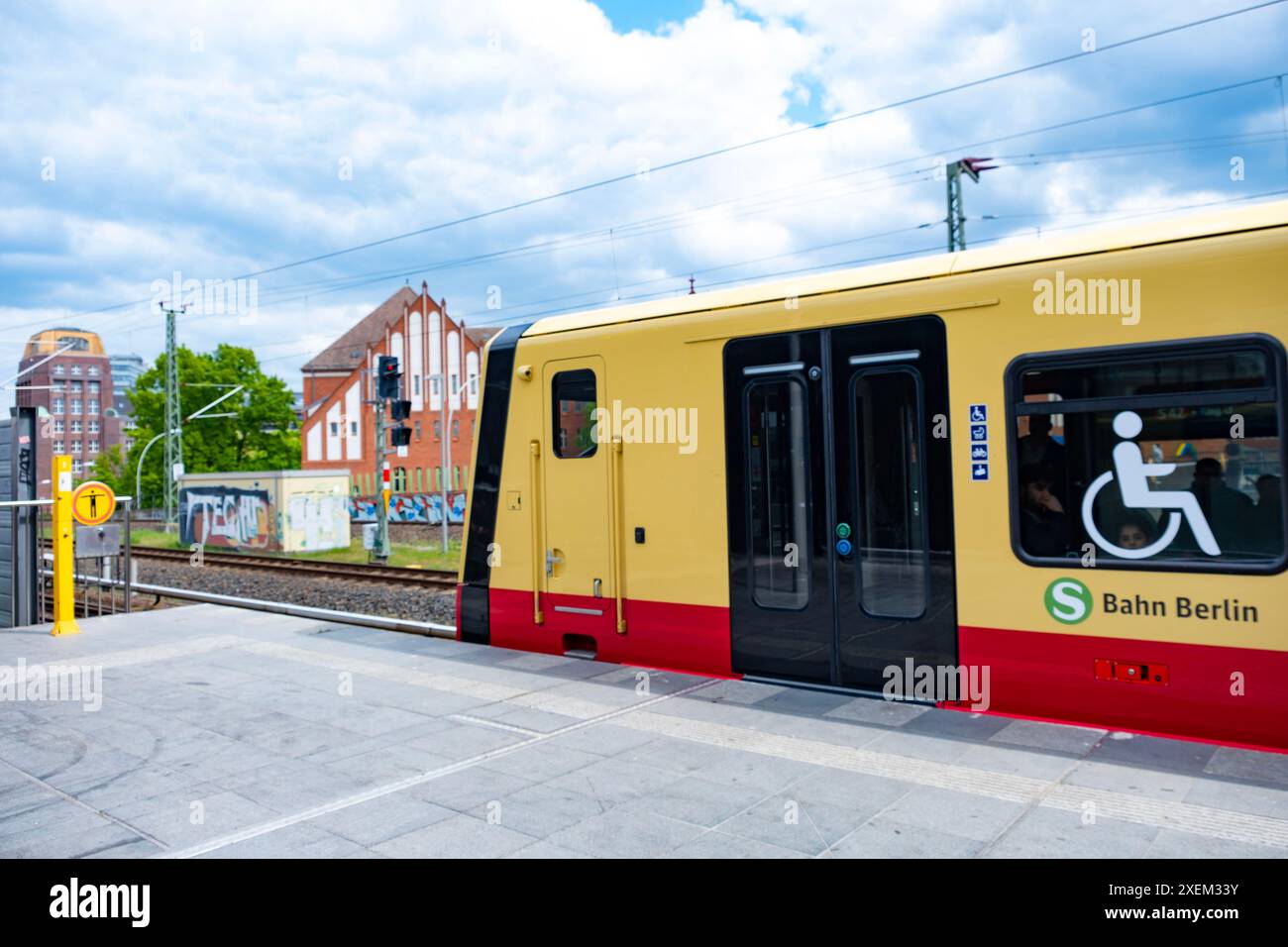 Berlin regional express commuter train hi-res stock photography and ...