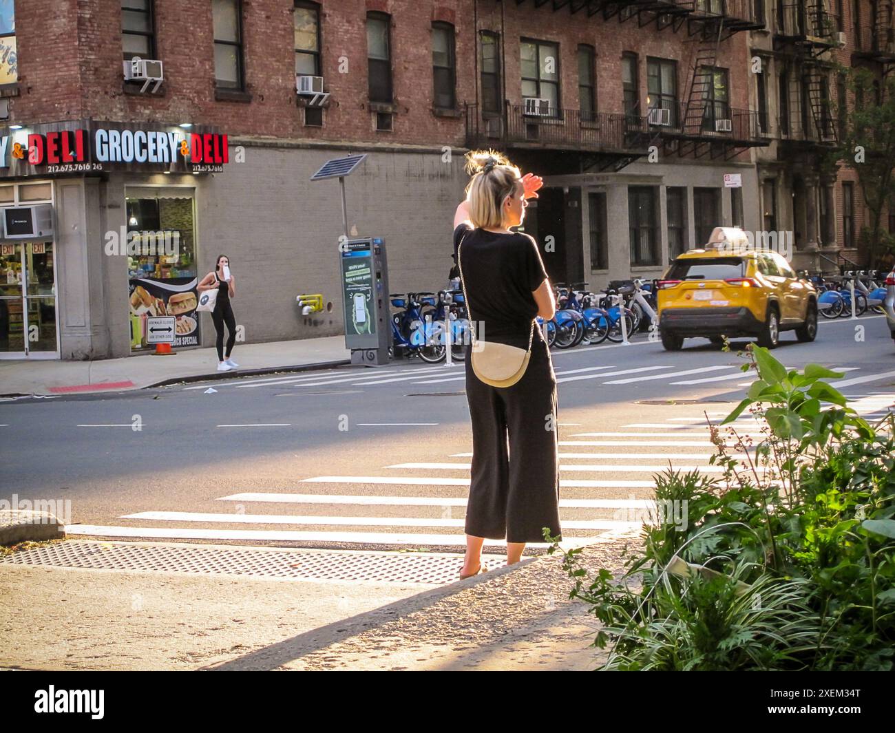 People hurry about their business in the late afternoon in Chelsea in ...