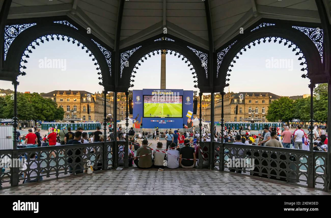 Public Viewing in Stuttgart. Dänemark spielt gegen Serbien in der ...
