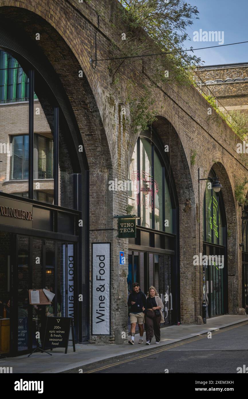 Pedestrians and brick architecture in Borough Market, London Bridge ...