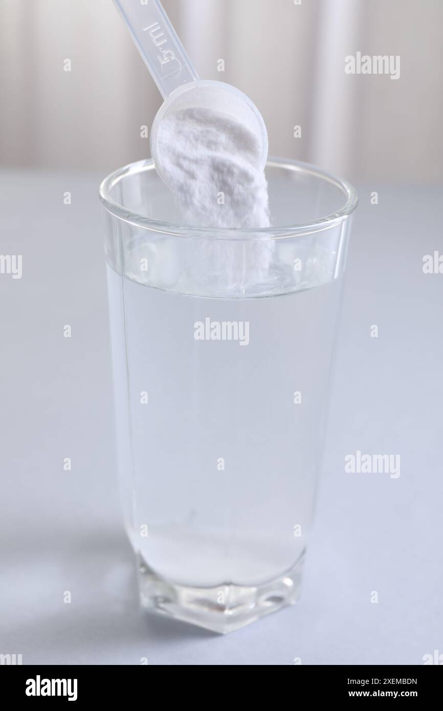 Adding water to white powder hi-res stock photography and images - Alamy