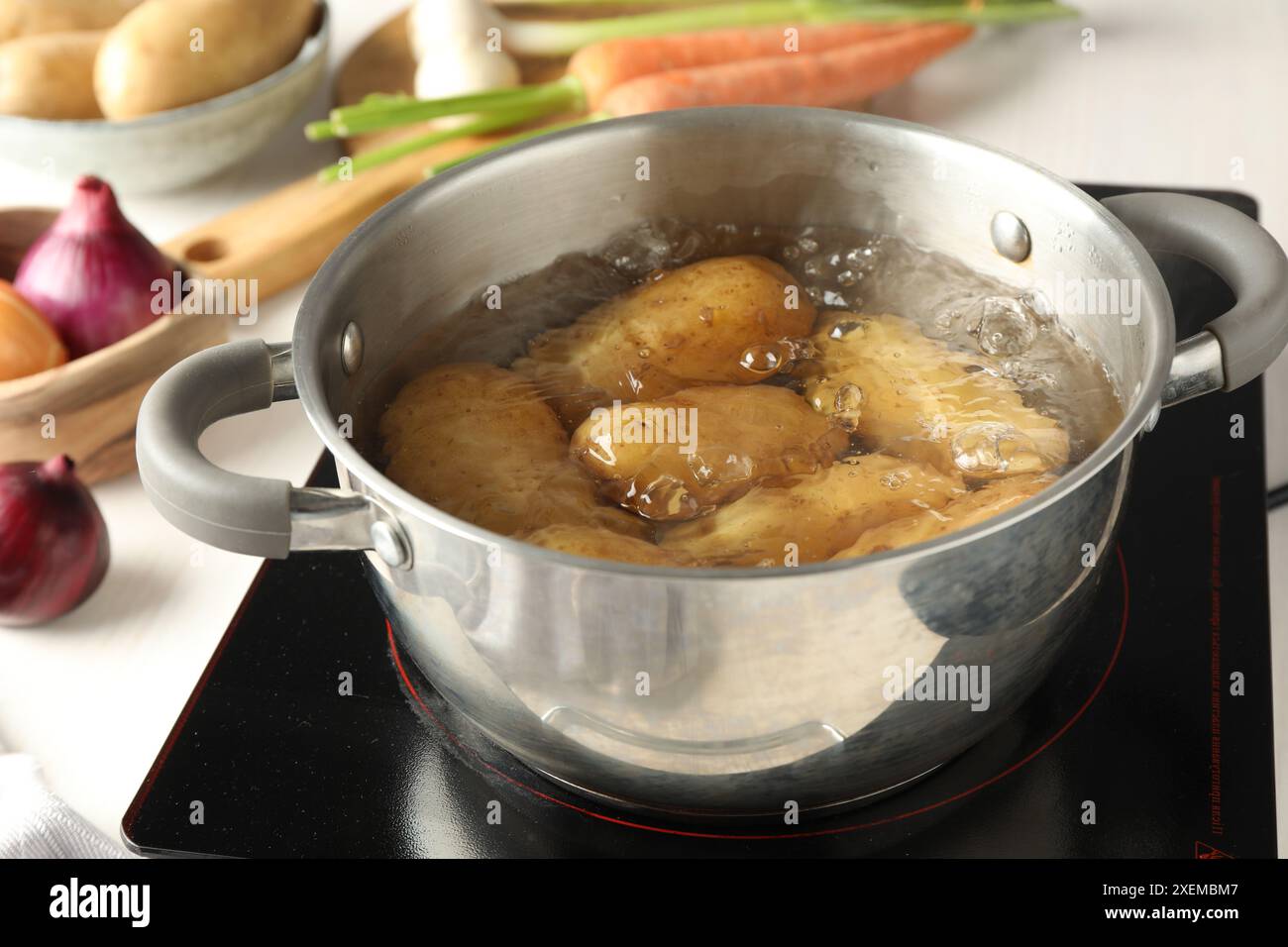 Boiling potatoes hi-res stock photography and images - Alamy