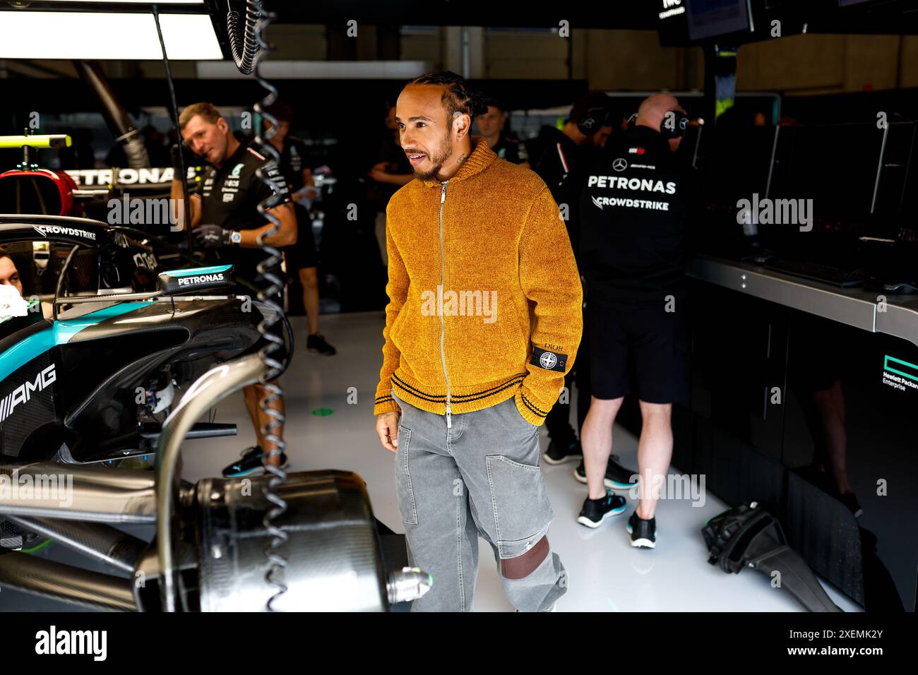 HAMILTON Lewis (gbr), Mercedes AMG F1 Team W15, portrait mechanic ...