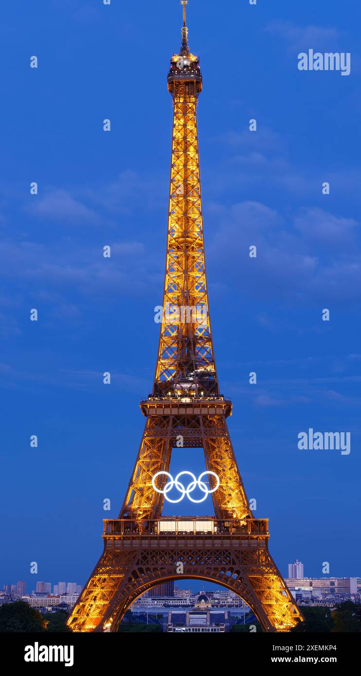The night view of Eiffel tower with Olympic rings of the Paris 2024 ...