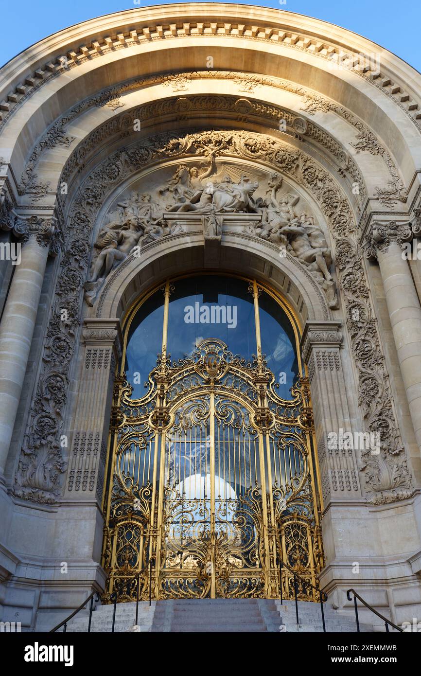 Monumental baroque entrance gate hi-res stock photography and images ...