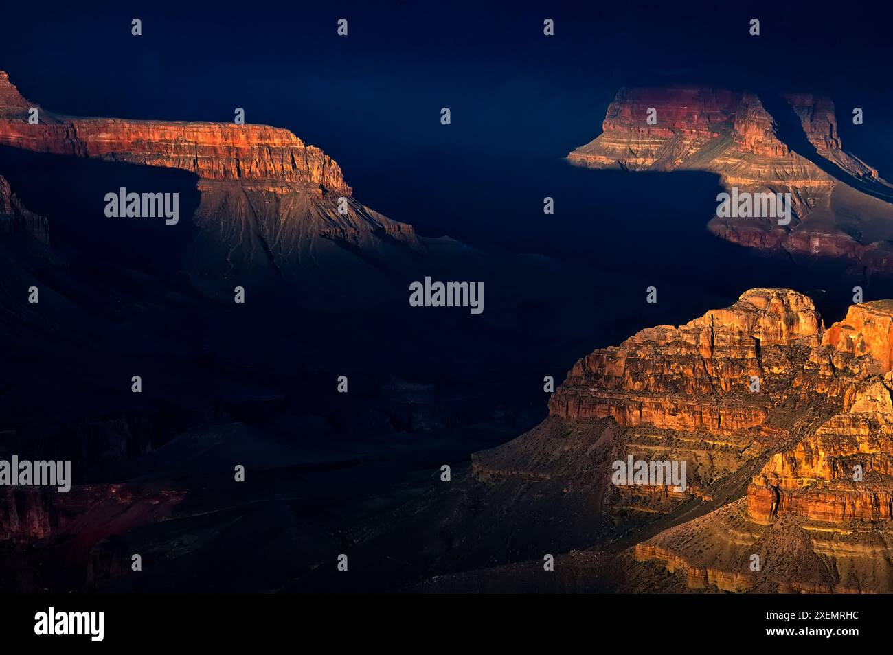 Day's last light over the South Rim of the Grand Canyon, Arizona, USA ...