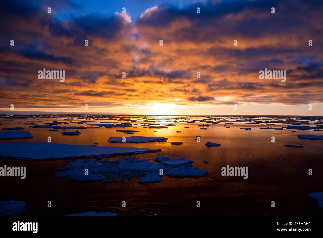 Beautiful picturesque sunset on ocean hi-res stock photography and ...