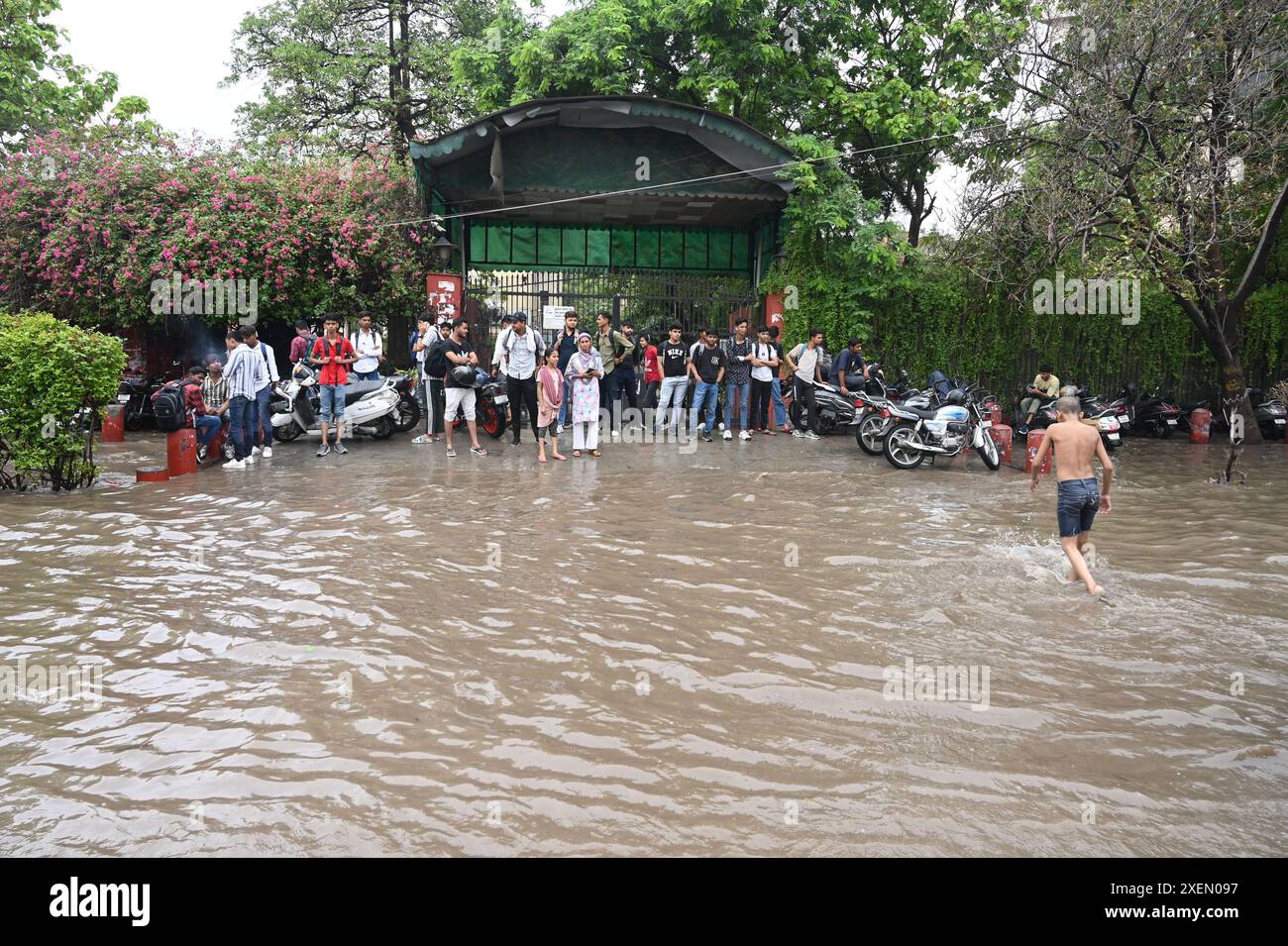 NEW DELHI, INDIA - JUNE 28: Traffic wade through waterlogged road at Jawahar Lal Nehru Marg ...