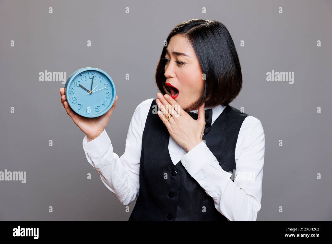 Waitress in restaurant clock hi-res stock photography and images - Alamy