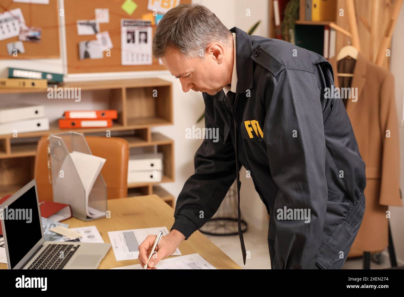 Fbi agent working hi-res stock photography and images - Alamy