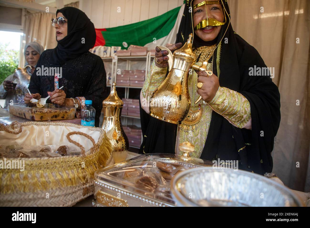 Tea ritual in saudi arabia hi-res stock photography and images - Alamy